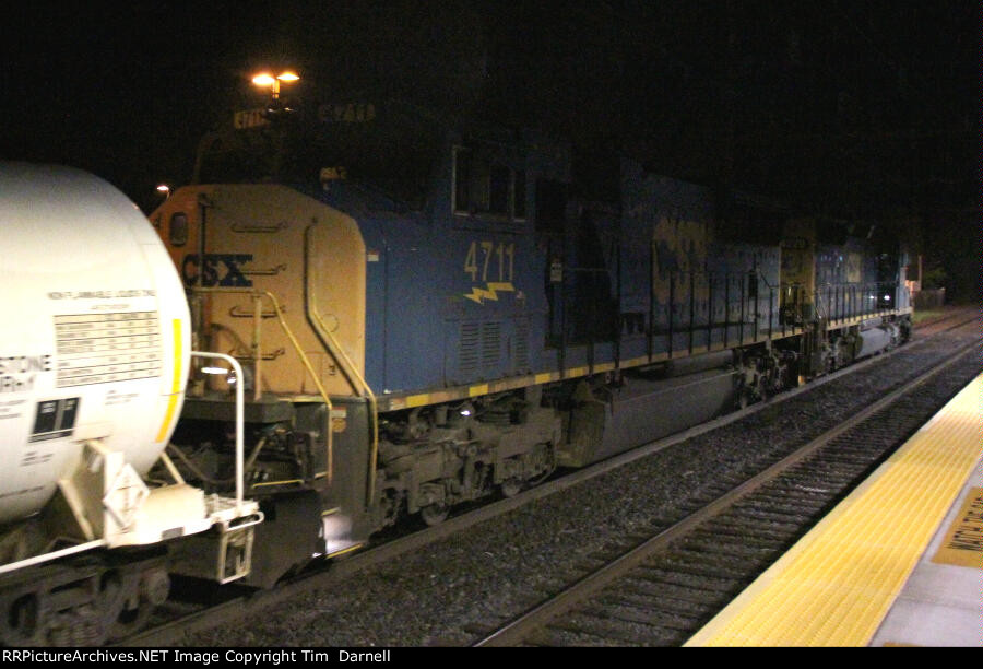 CSX 4711 on Q403